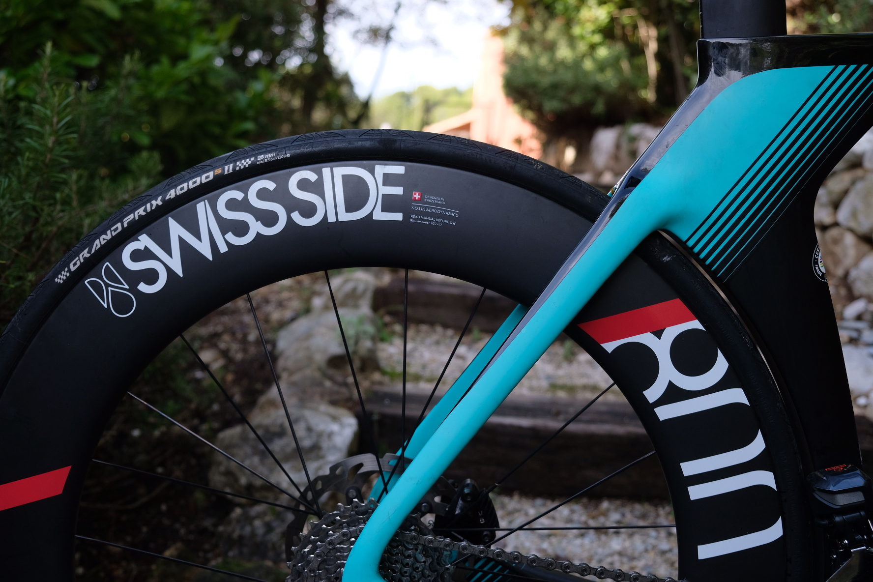 SWISS SIDE : HADRON ULTIMATE 800 DISC | Trimax Magazine